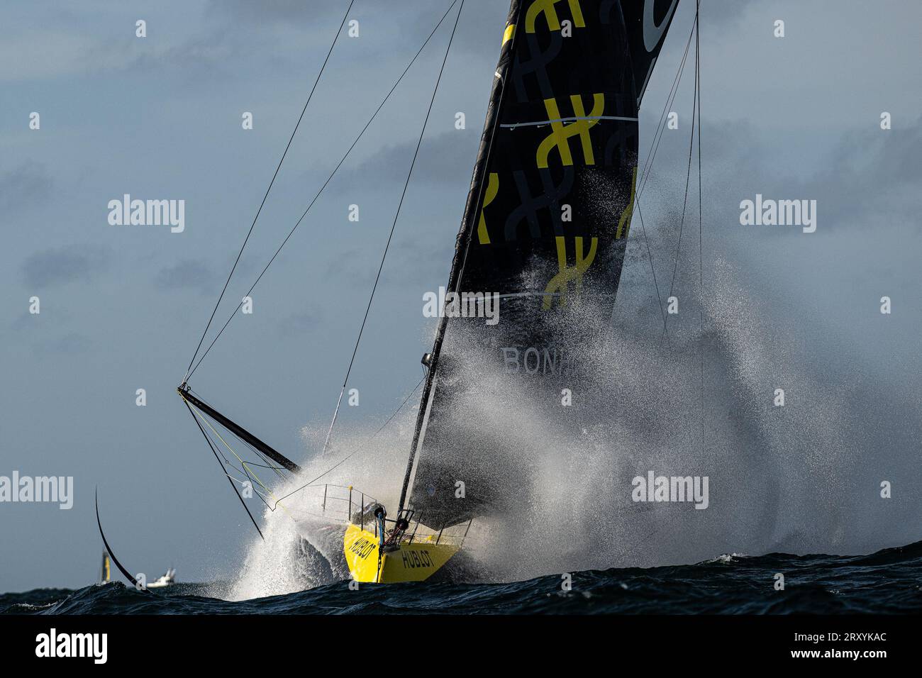 Alain Roura et Simon Koster naviguent sur leur hublot Imoca lors du ...