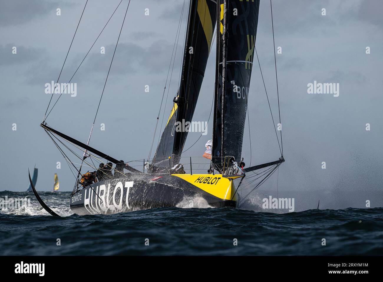 Lorient, ouest de la France, le 24 septembre 2023 - Alain Roura et Simon Koster naviguent sur ...