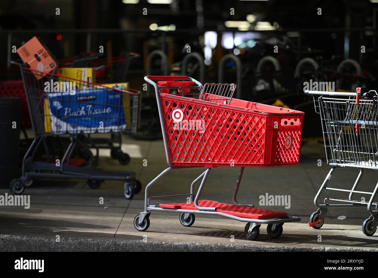 Vue d'un panier arborant le logo Target à l'extérieur de son magasin de ...