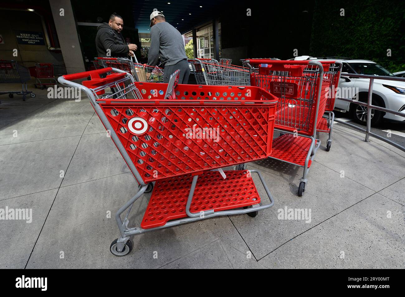 Vue d'un panier arborant le logo Target à l'extérieur de son magasin de ...
