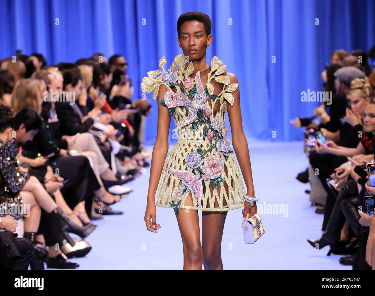 Un mannequin se rend sur la passerelle lors du défilé Balmain dans le ...