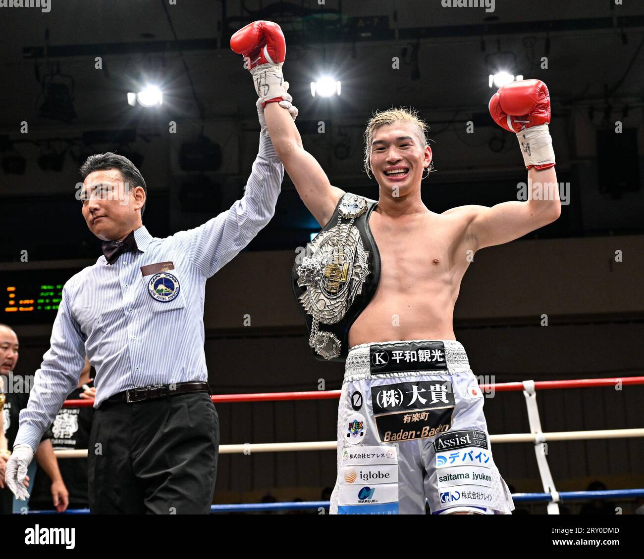 Suzumi Takayama, à droite, célèbre avec l'arbitre Takeru Okaniwa après avoir remporté le combat ...