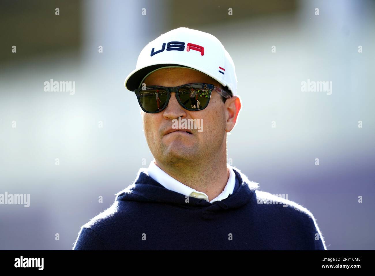 Le capitaine américain Zach Johnson devant une photo d'équipe au Marco ...