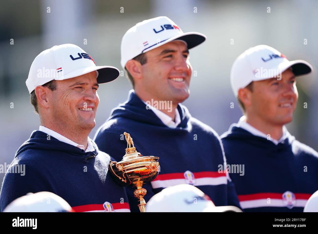 Le capitaine américain Zach Johnson détient le trophée Ryder Cup lors d ...