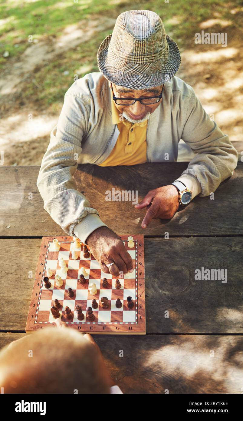 Hommes seniors, échecs et jeu dans le parc, au-dessus et se déplacer ...