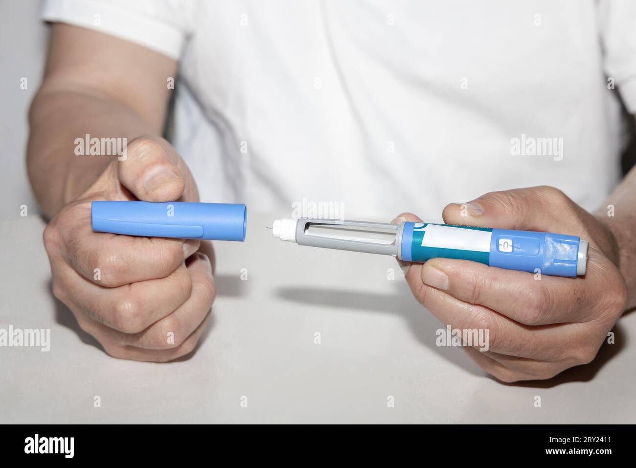 Mains féminines tenant un stylo à insuline. Stylo injecteur d'insuline ...