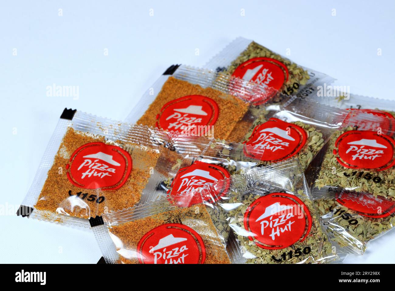 Pile de sachets d'assaisonnement ou sachet de Pizza Hut, une chaîne de ...