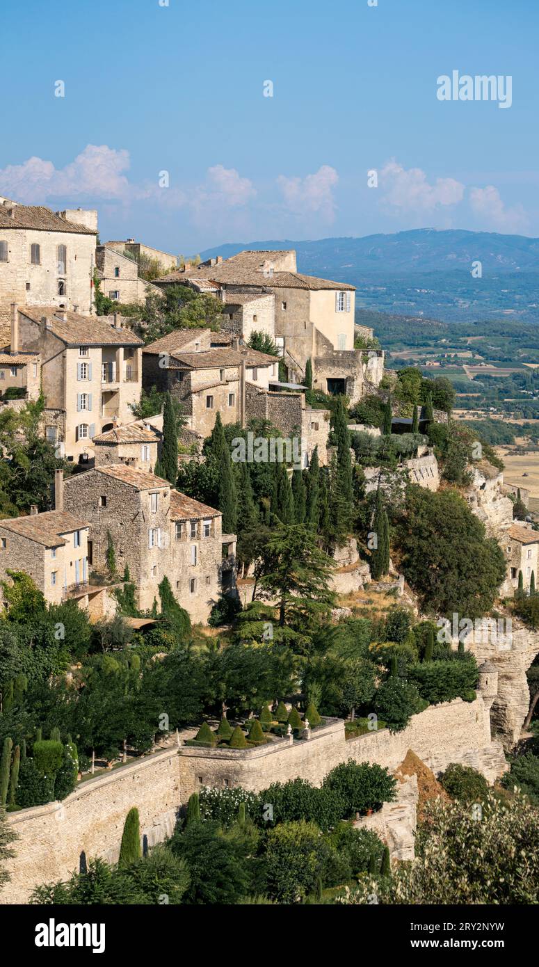 La célèbre et belle ville de Gordes en France, construite sur plusieurs ...