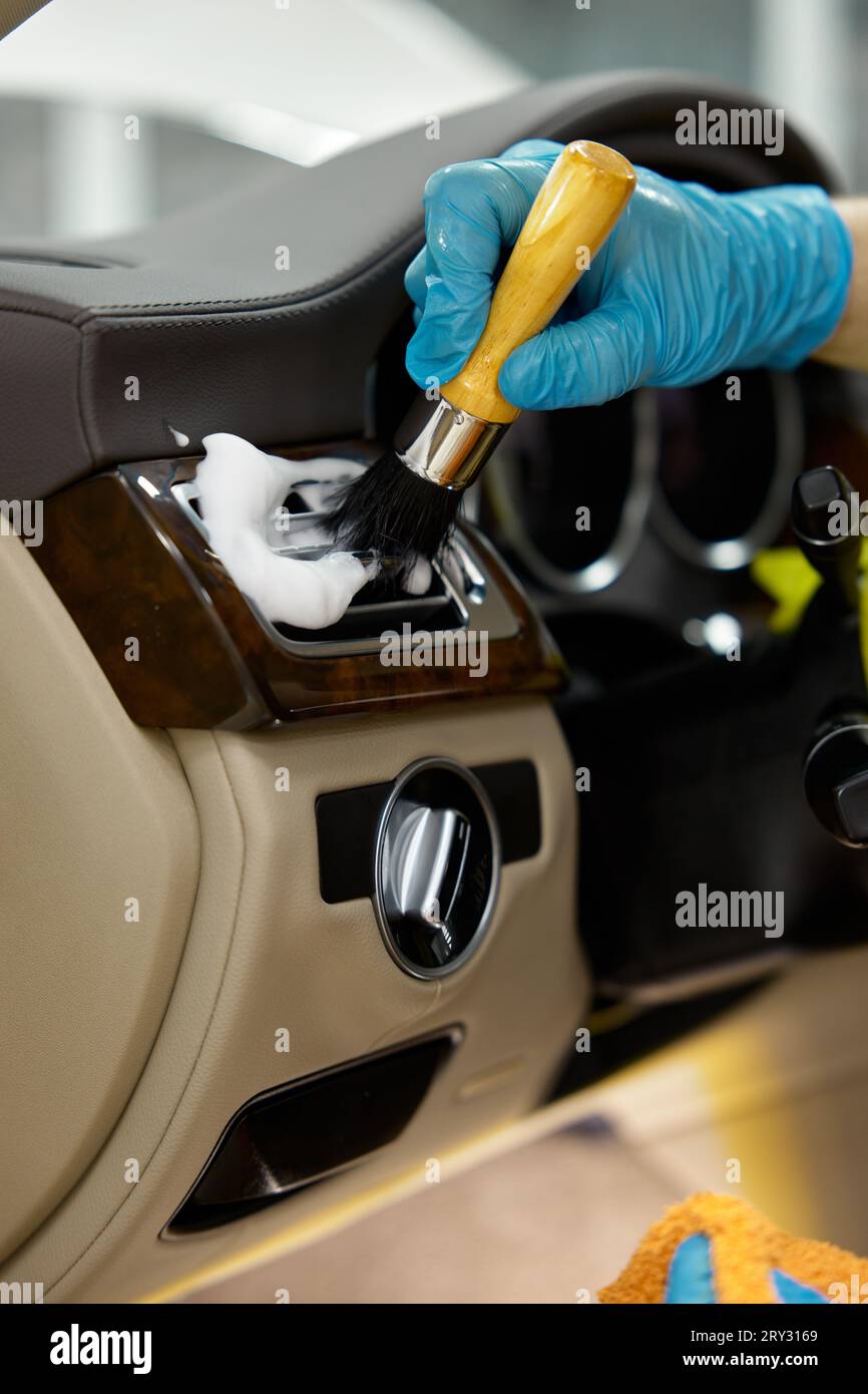 Détails de voiture, procédure, gros plan maître lavage tableau de bord ...