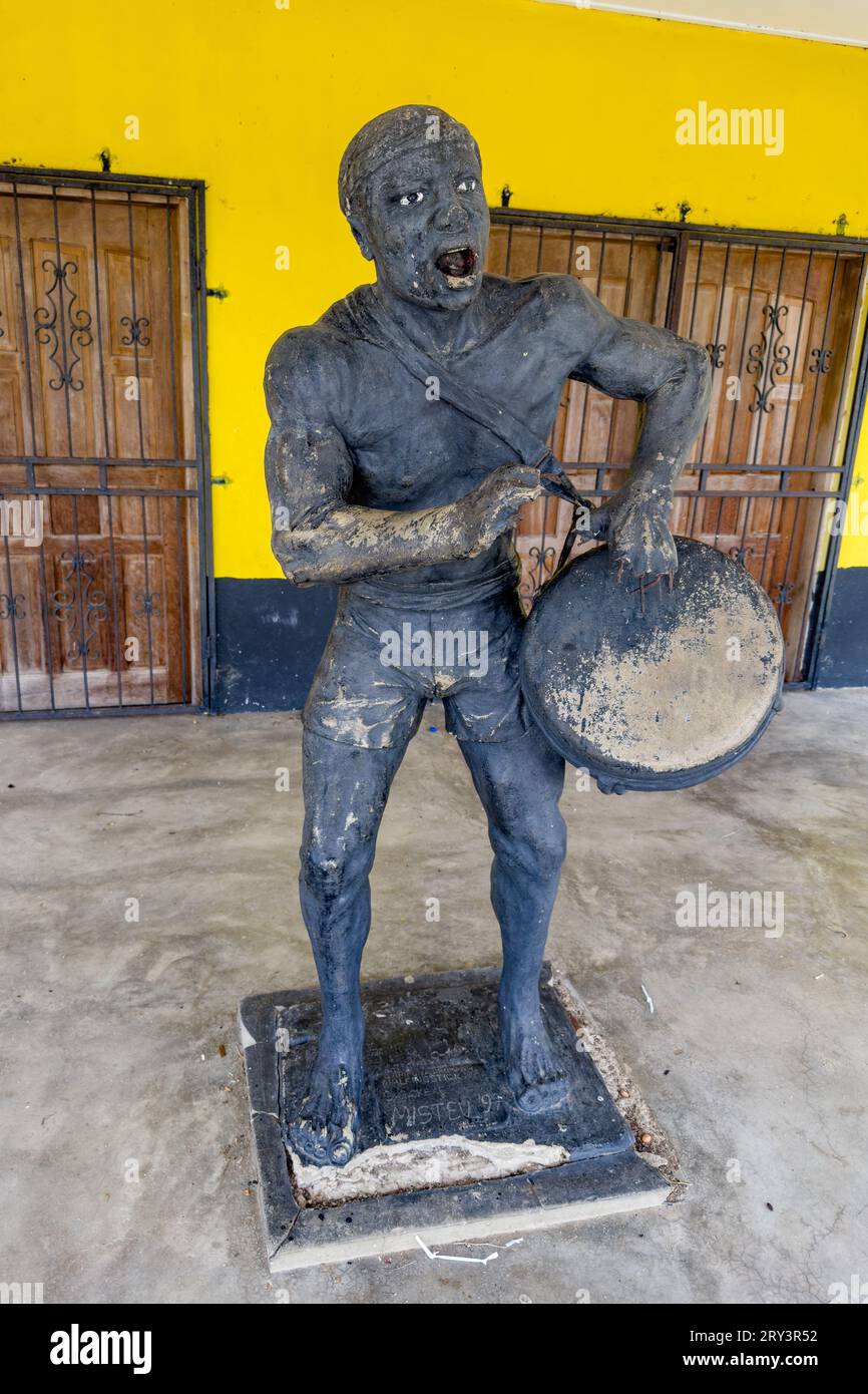 Statue d'un batteur dans la culture garifuna. Musée Gulisi Garifuna ...