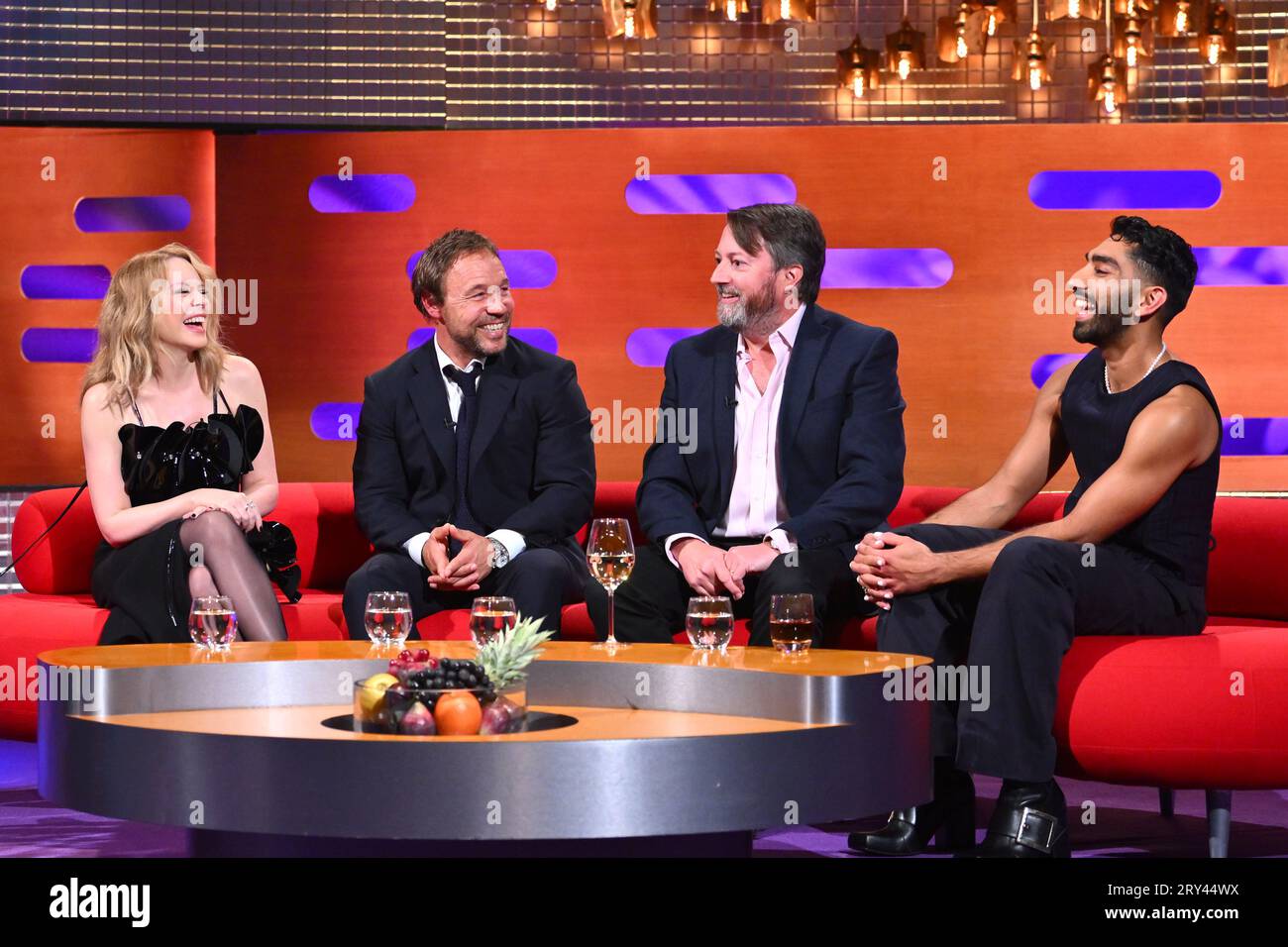(De gauche à droite) Kylie Minogue, Stephen Graham, David Mitchell et Mawaan Rizwan lors du ...