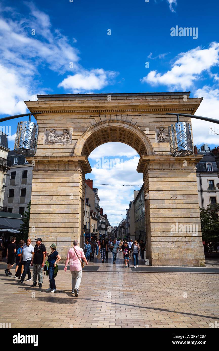 Dijon, France - 8 août 2023 : la porte Guillaume est un monument du 18e ...