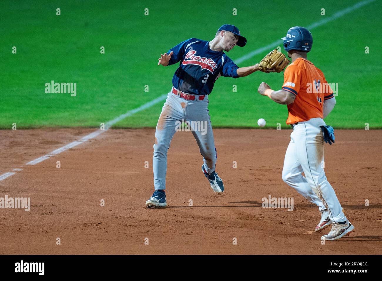 BRNO, TCHÈQUE - SEPTEMBRE 26 : Bruno Uroic de Croatie a raté la prise ...