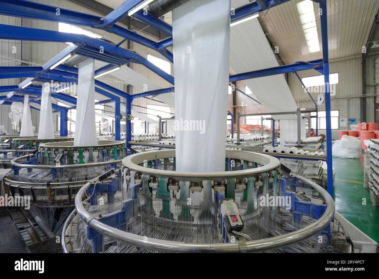 Équipement mécanique sur la chaîne de production textile de fibre Photo ...