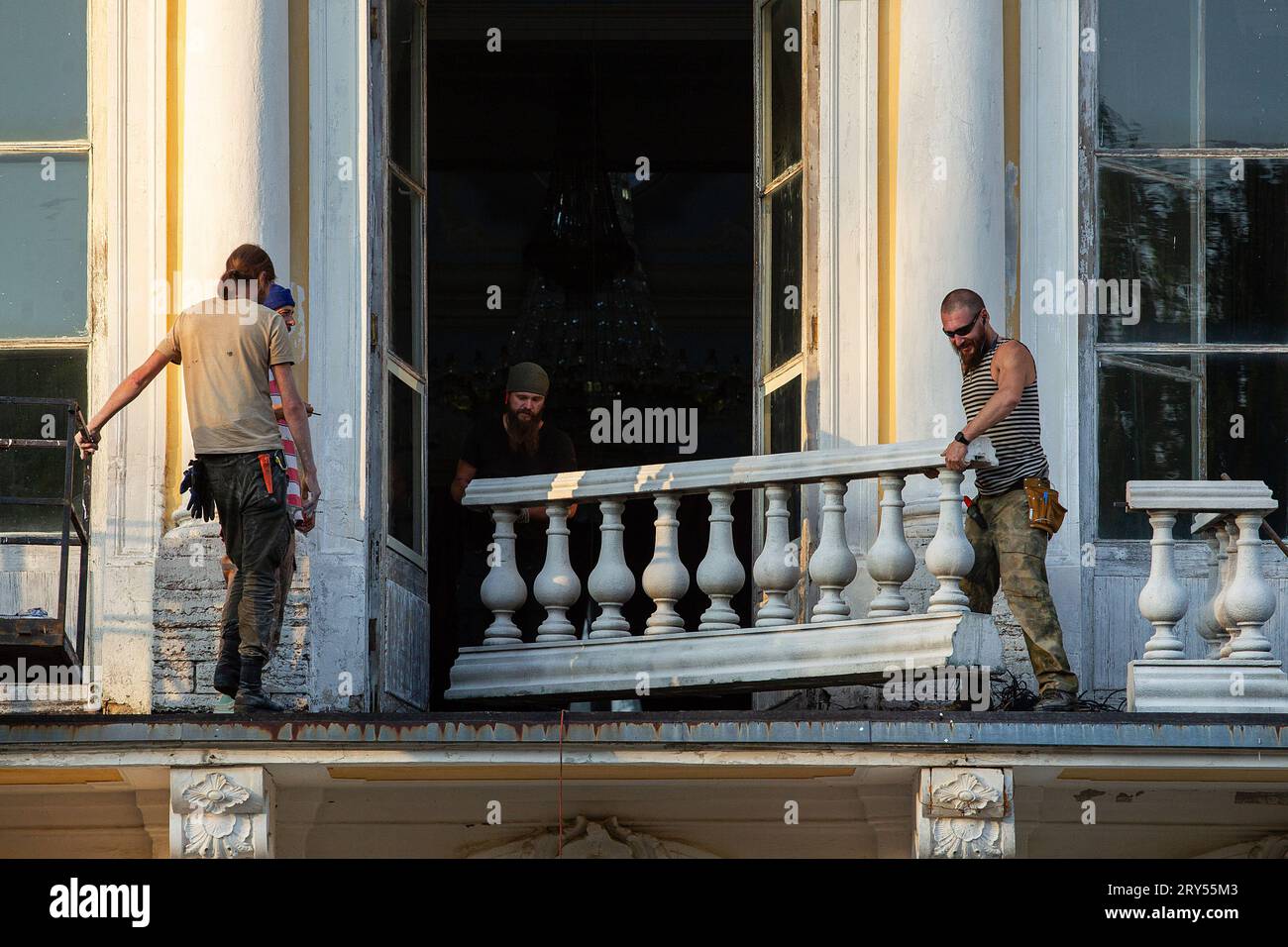 Constructeurs vus lors de la restauration de la façade principale du ...