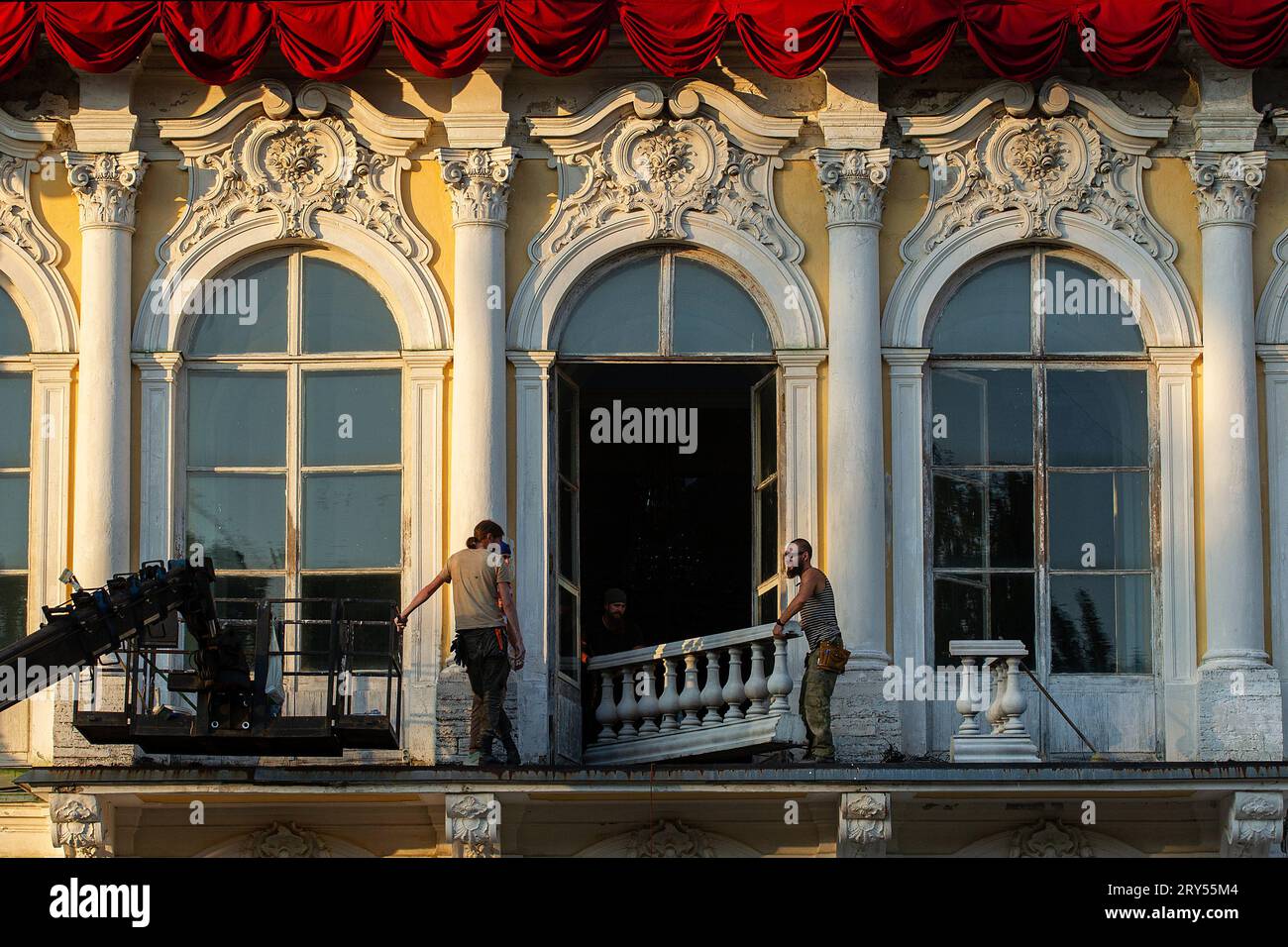 Constructeurs vus lors de la restauration de la façade principale du ...