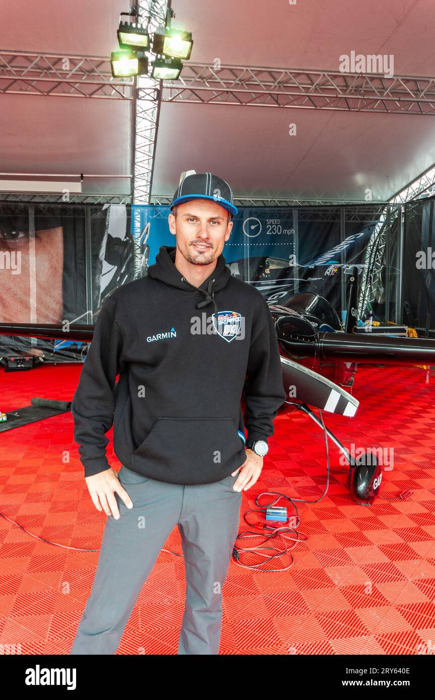 Le pilote Pete McLeod à la manche britannique de la Red Bull Air Race ...
