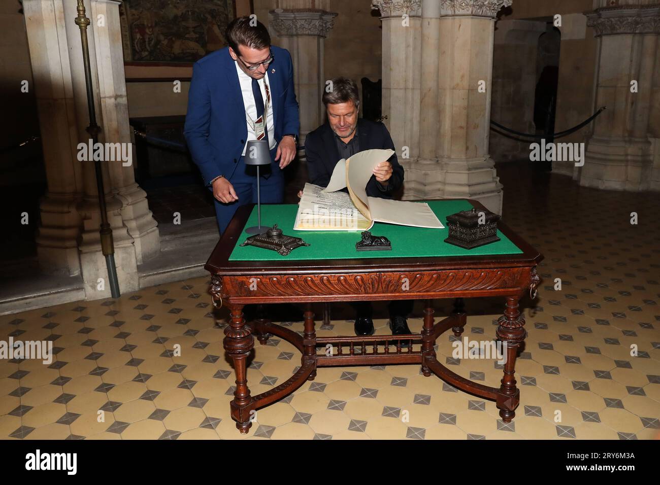Bundesminister Dr. Robert Habeck trägt sich im Schloss in das Goldene ...