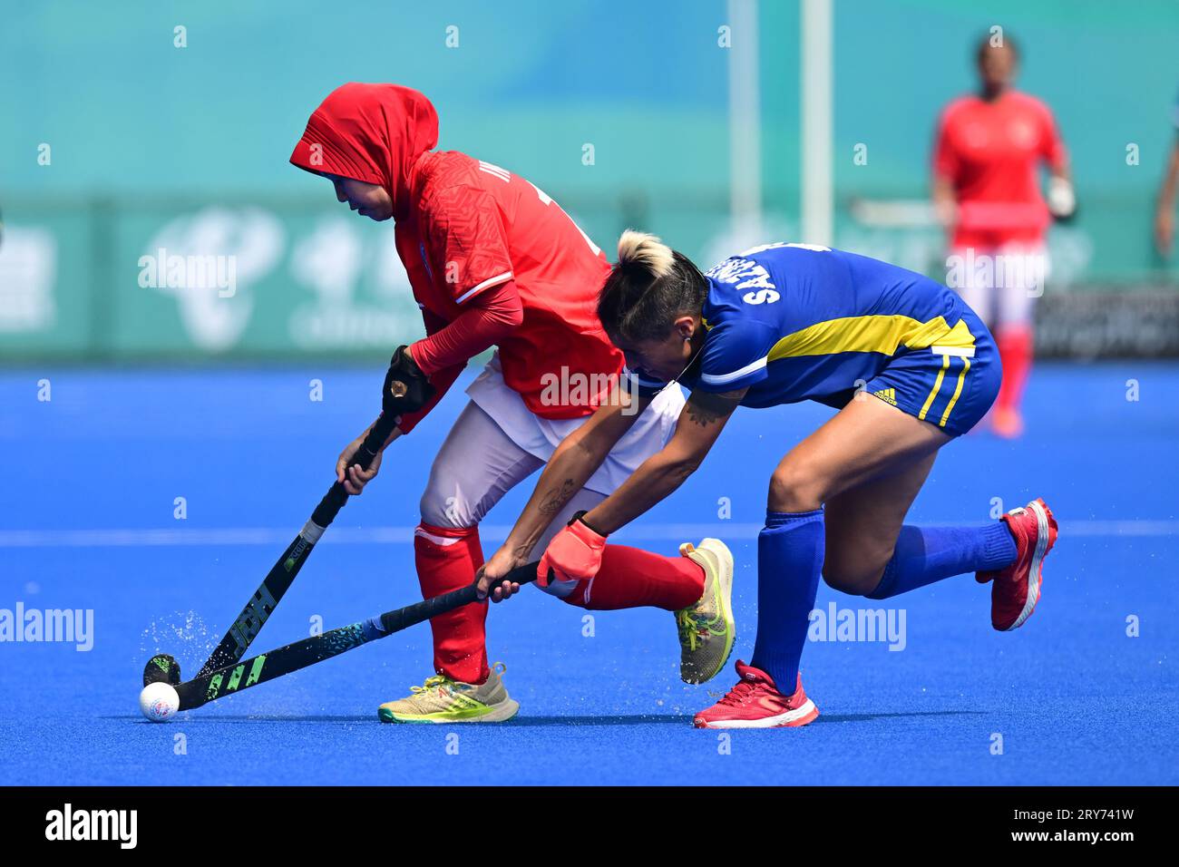 Nur Anisa (à gauche) de l'équipe indonésienne de hockey féminin et ...