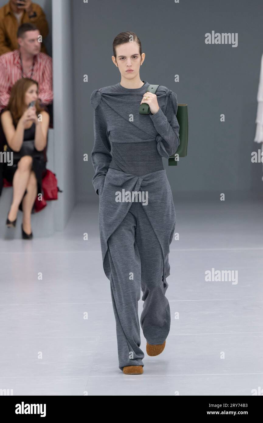 Un mannequin marche sur la passerelle du défilé Loewe lors du défilé de ...