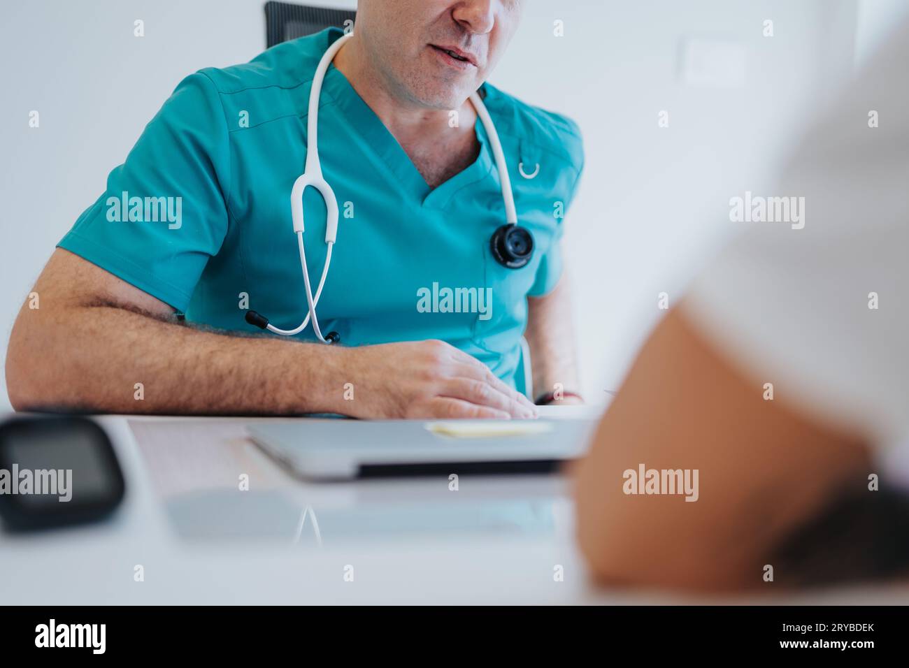 Dans une clinique, un médecin examine un film de radiographie ...