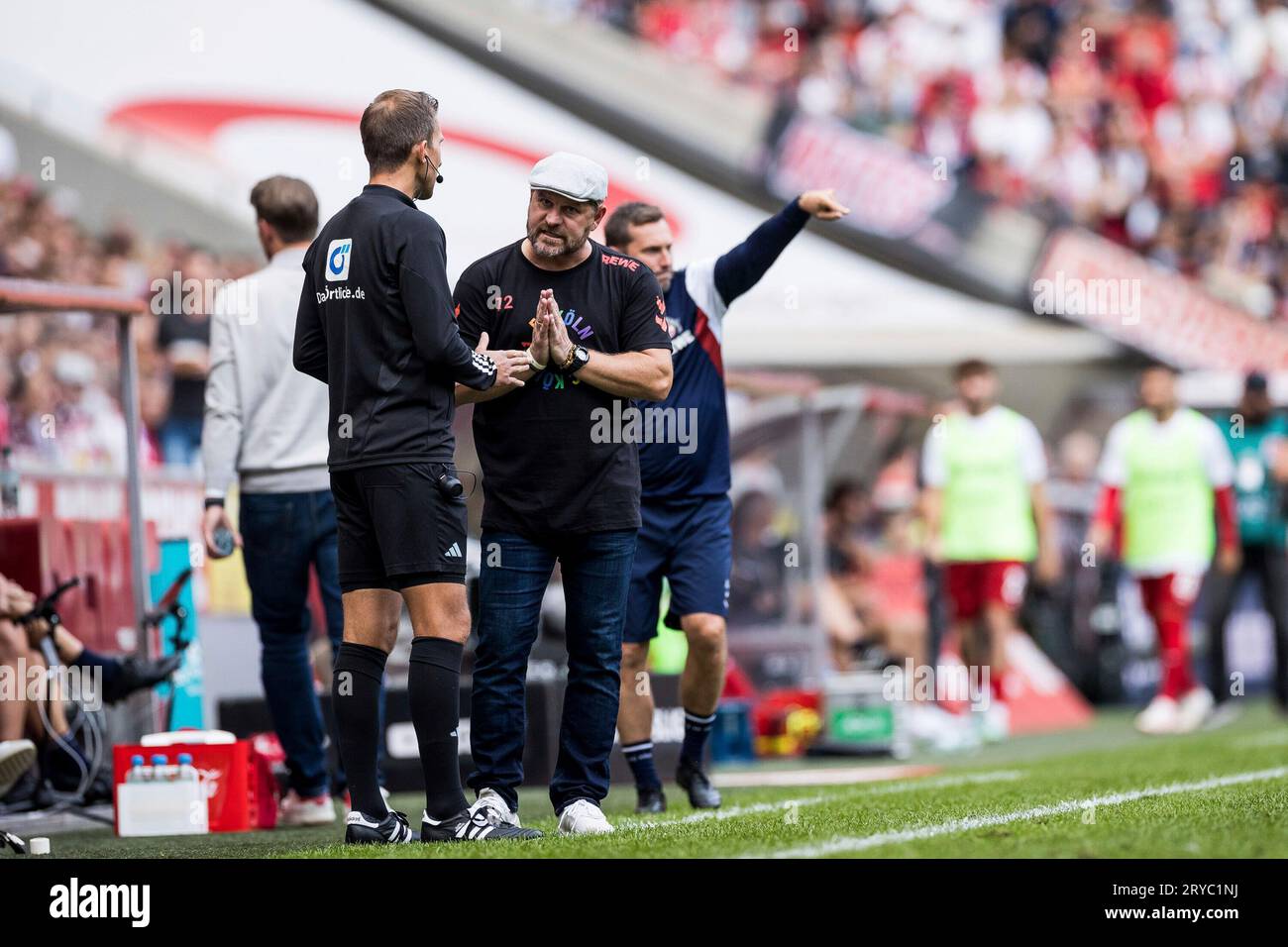 Koeln, Deutschland. 30 septembre 2023. Steffen Baumgart (entraîneur 1. FC Koeln) diskutiert mit ...