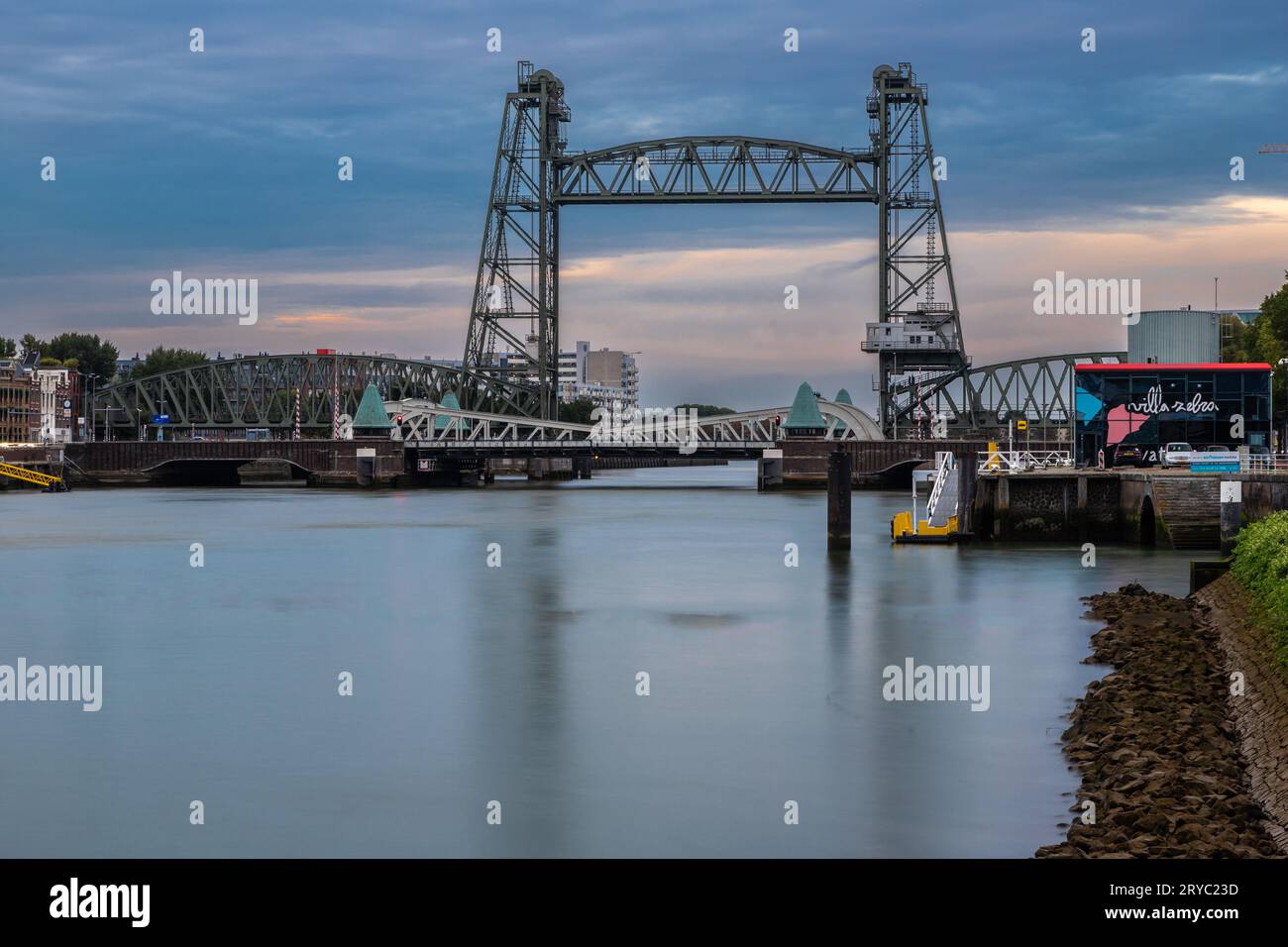 De HEF, officiellement Koningshaven Bridge, est un pont vertical-levant ...