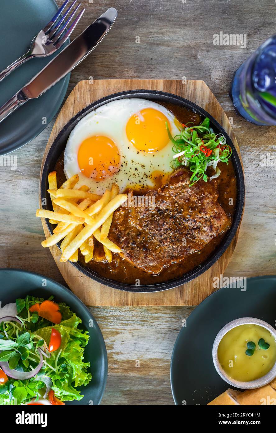 Steak avec oeufs et frites Banque de photographies et d’images à haute ...