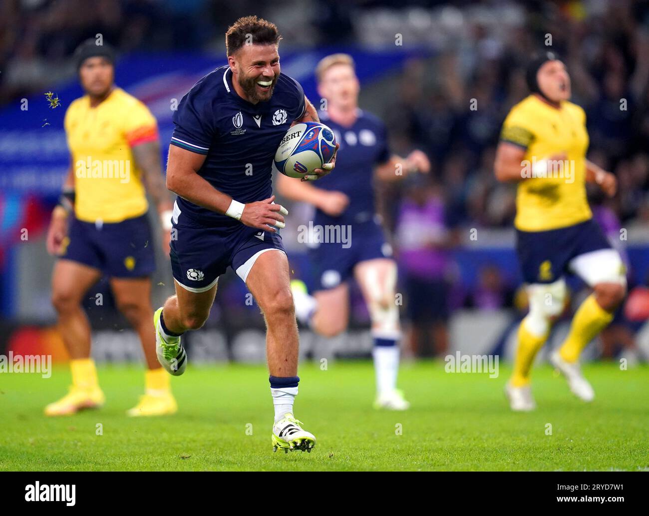 L'écossais Ali Price marque le deuxième essai de son équipe lors de la ...