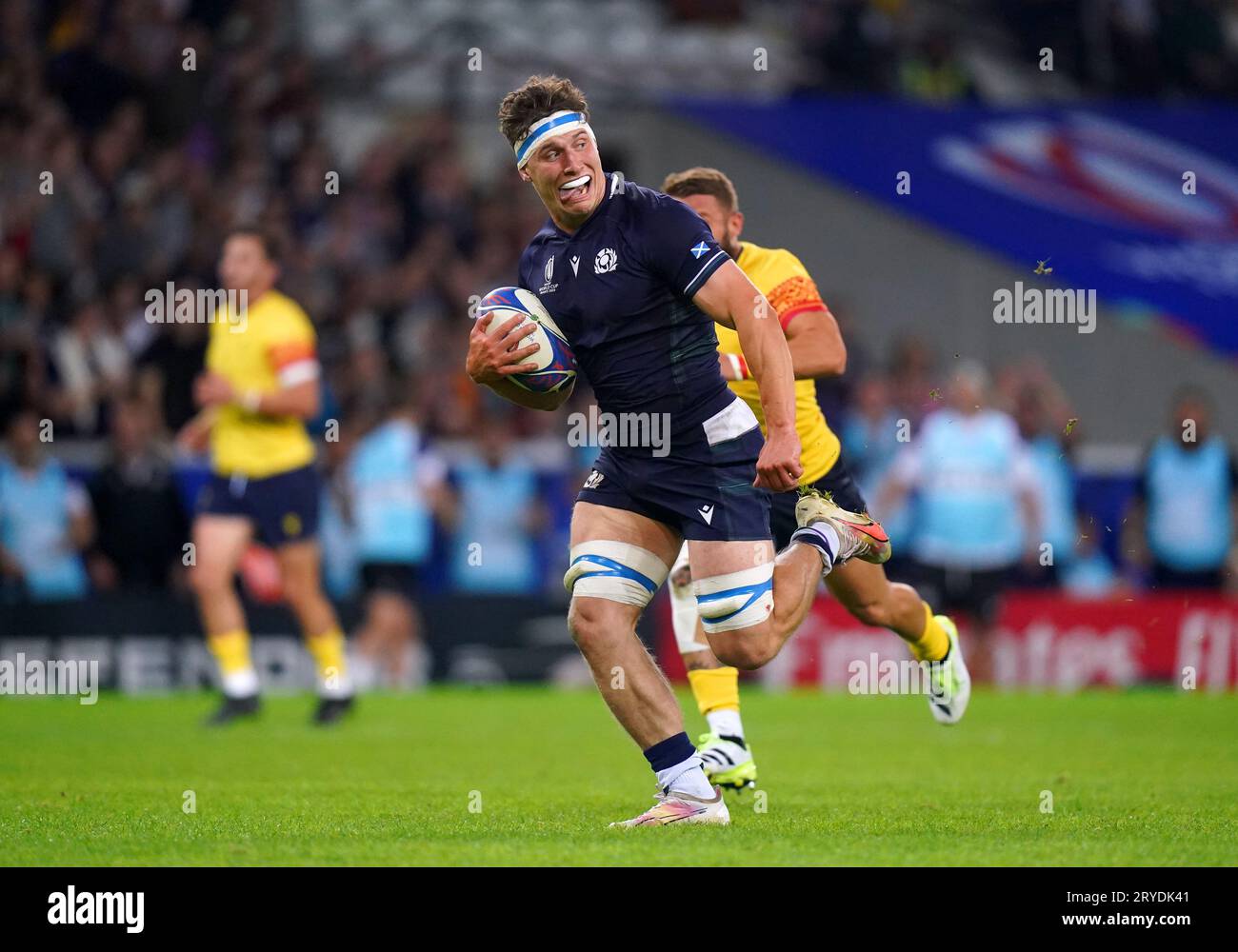 L'écossais Rory Darge marque le onzième essai de son équipe lors de la ...