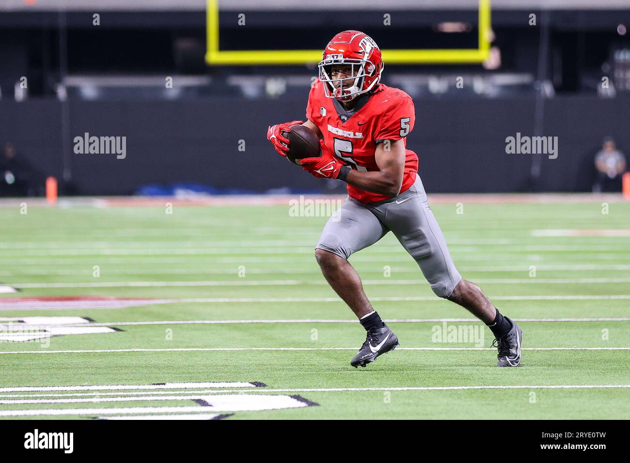 30 septembre 2023 : le running back des rebelles de l'UNLV Vincent ...