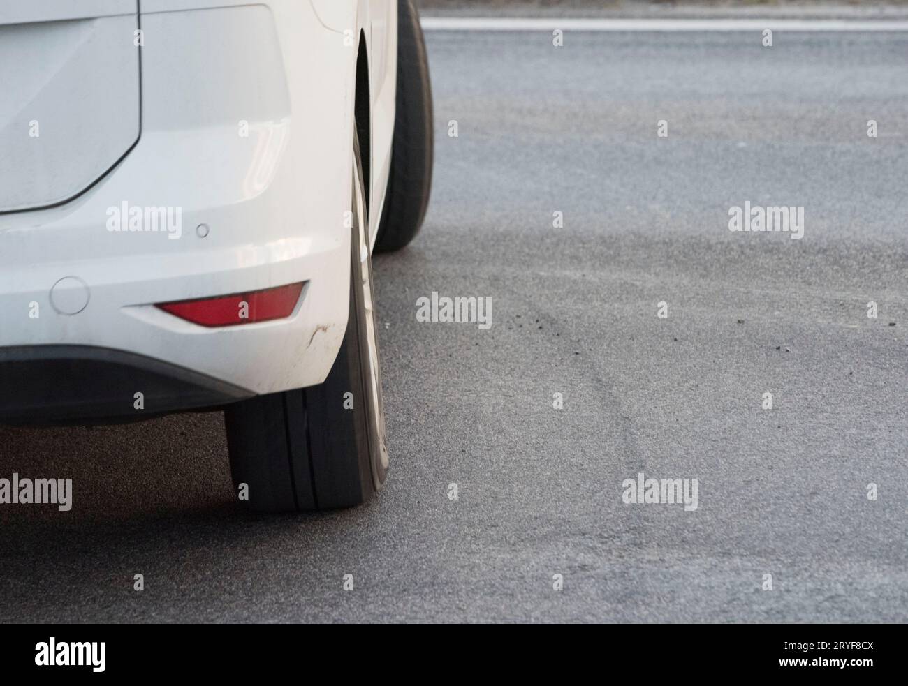 Automobile tyre Banque de photographies et d’images à haute résolution - Alamy