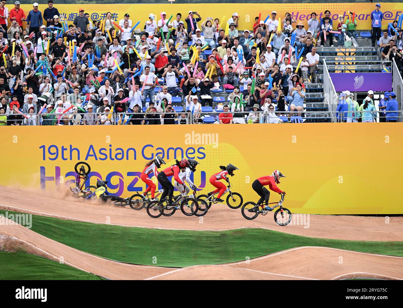 (231001) --CHUn'AN, 1 octobre 2023 (Xinhua) -- les cavaliers concourent ...