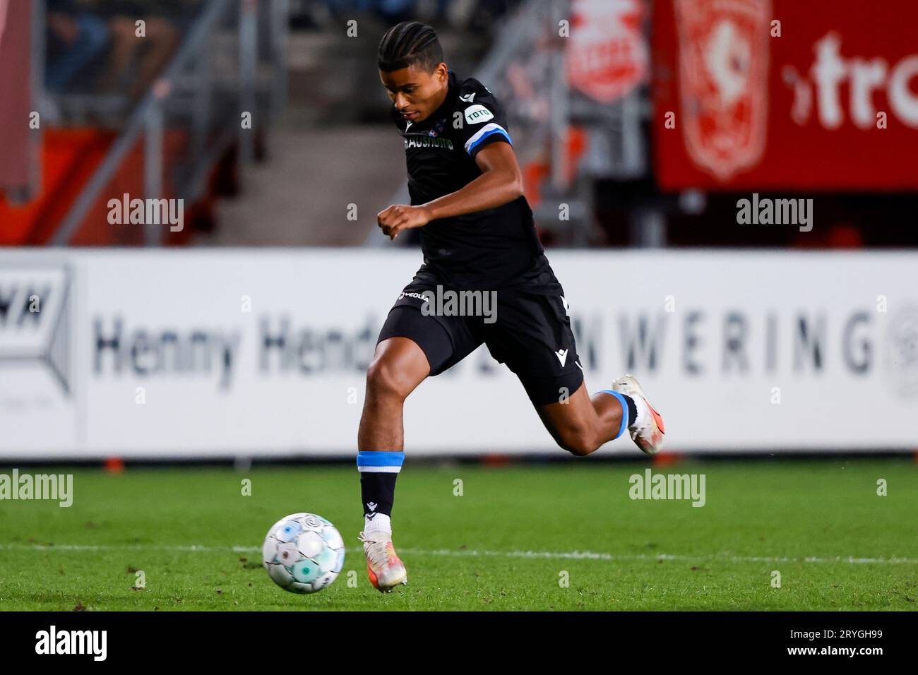 ENSCHEDE, PAYS-BAS - SEPTEMBRE 30 : Denzel Hall (SC Heerenveen ...