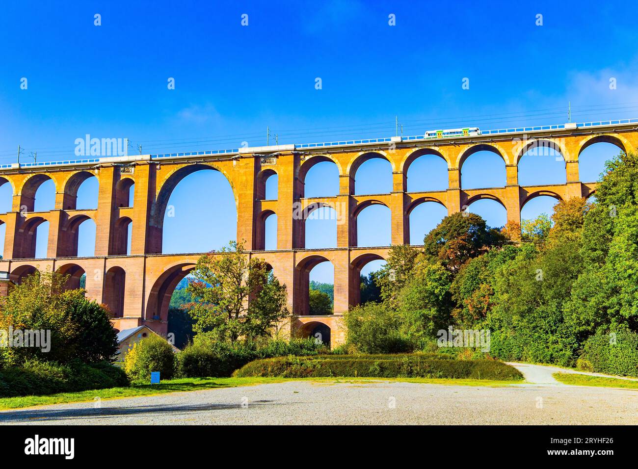 Vieux pont de train de briques Banque de photographies et d’images à ...