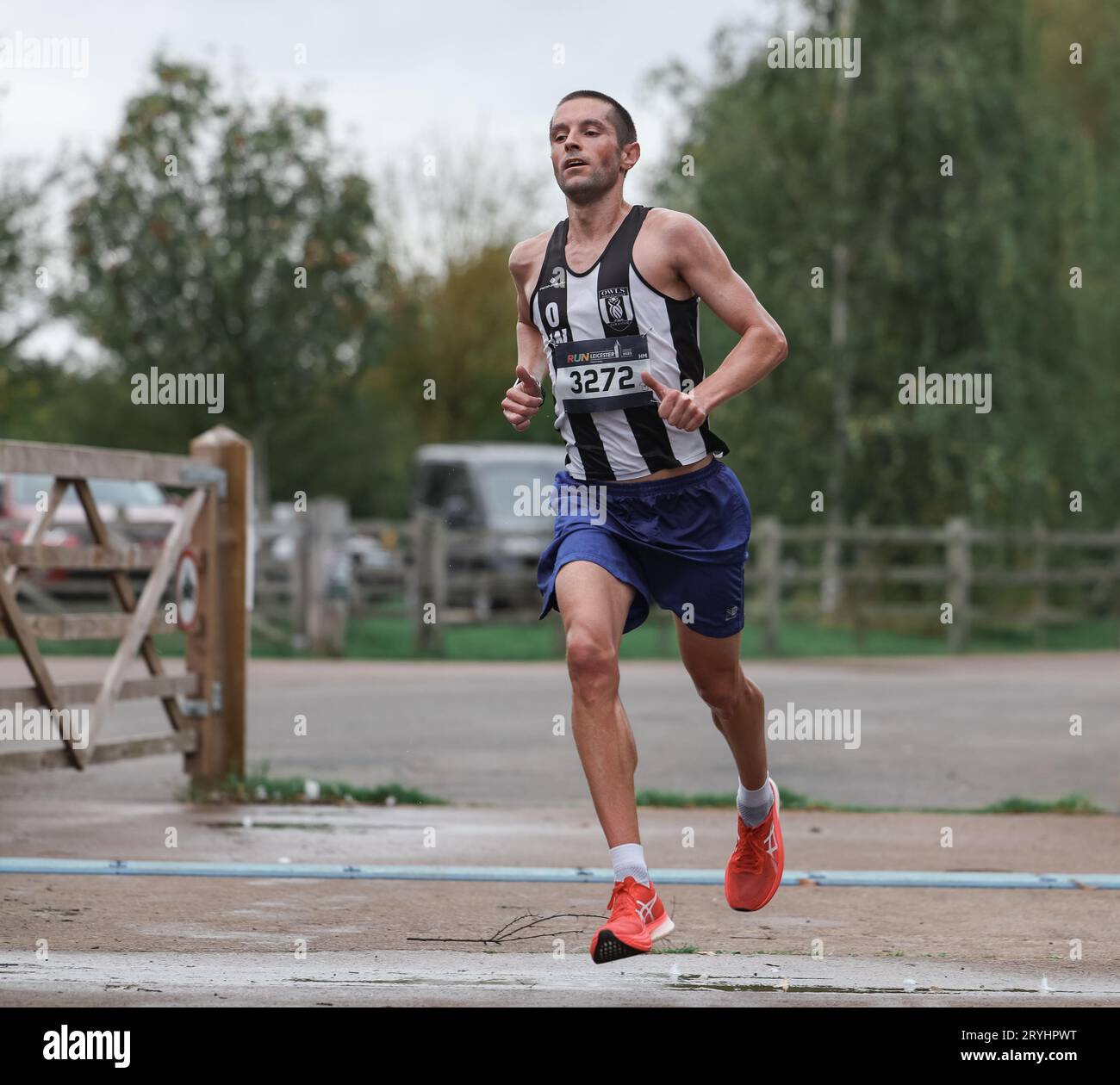 Coureurs dans le semi-marathon de Leicester 2023 en passant par la ...