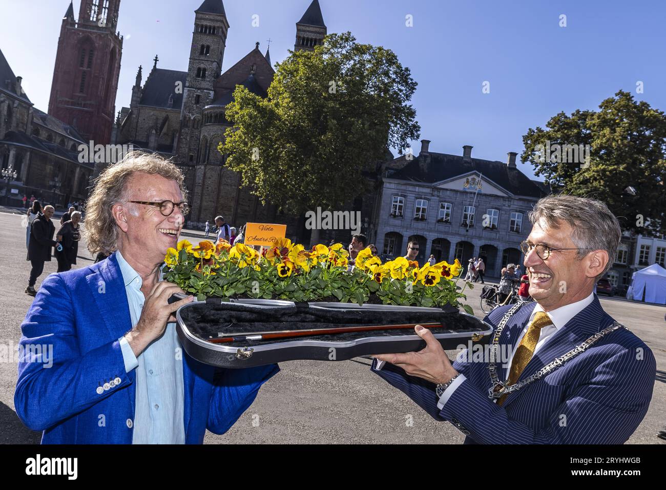 MAASTRICHT - Andre Rieu (74) et le maire Wim Hillenaar sur le Vrijthof ...