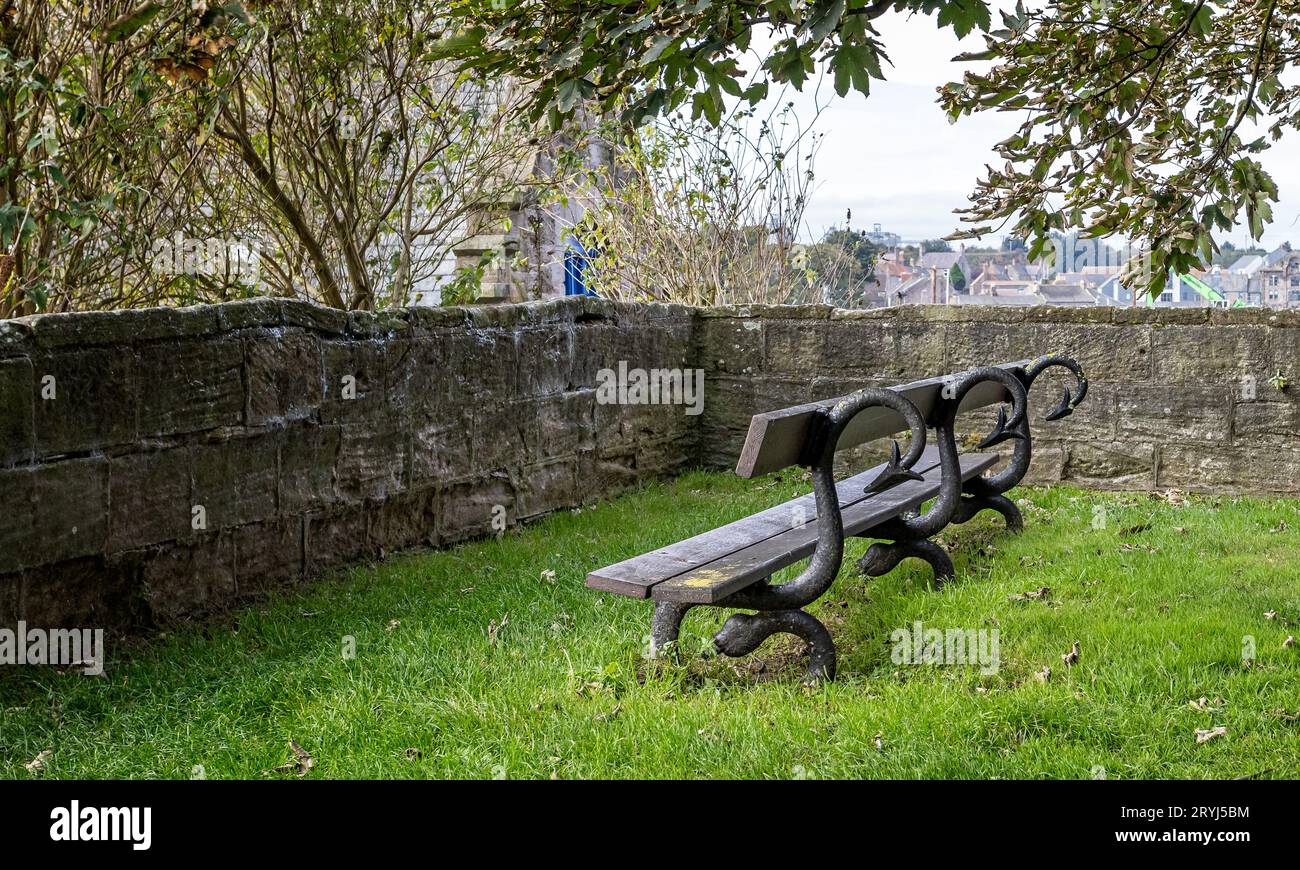 Banc de parc en bois inhabituel avec des supports en fer forgé en forme ...