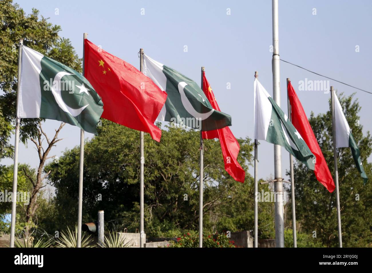 Islamabad, Pakistan. 1 octobre 2023. Des drapeaux nationaux chinois et ...