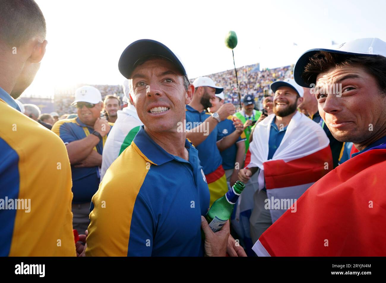 Rory McIlroy, membre de l'équipe Europe, célèbre la victoire de l ...