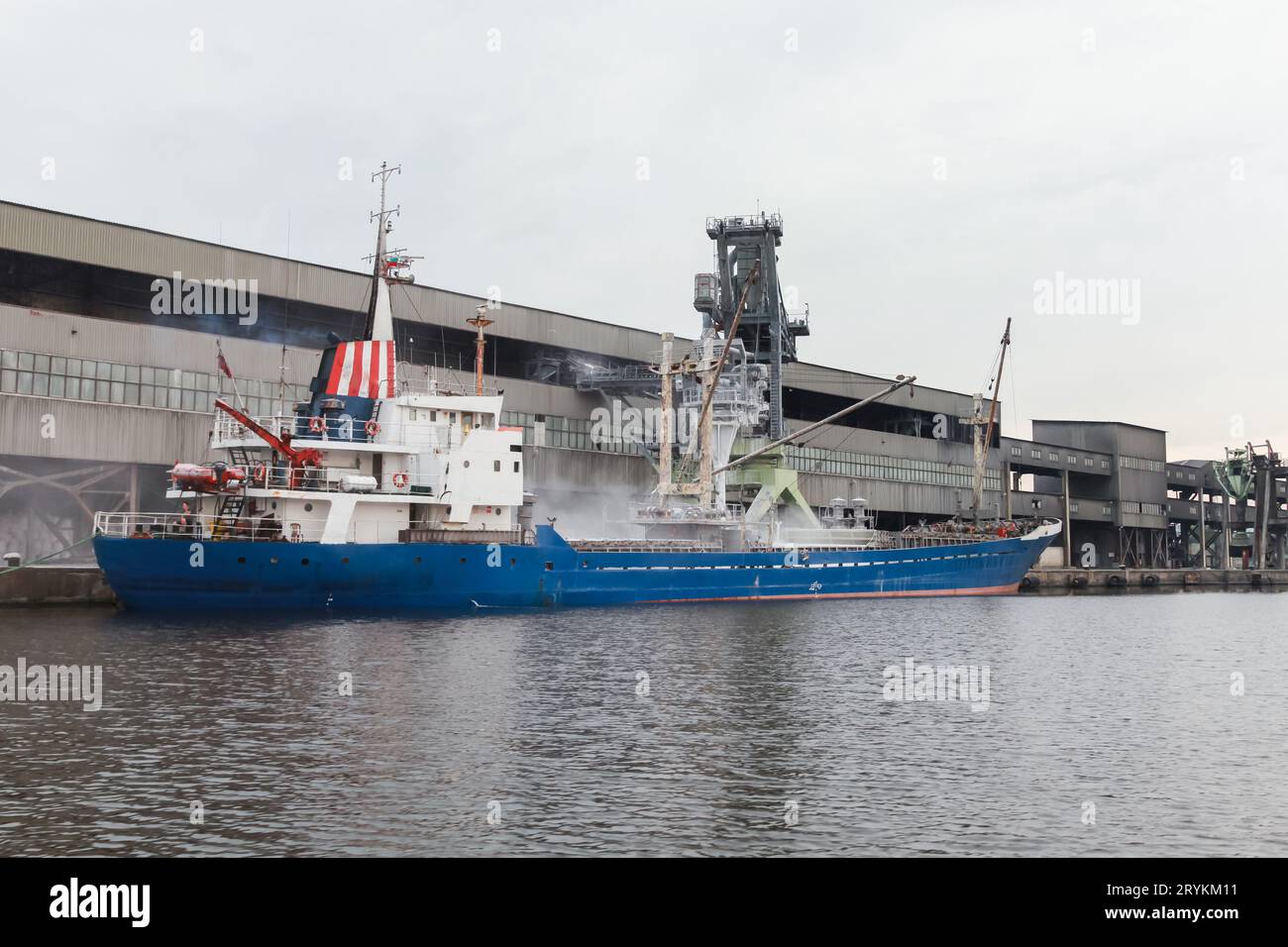Bulk carrier grain loading Banque de photographies et d’images à haute ...