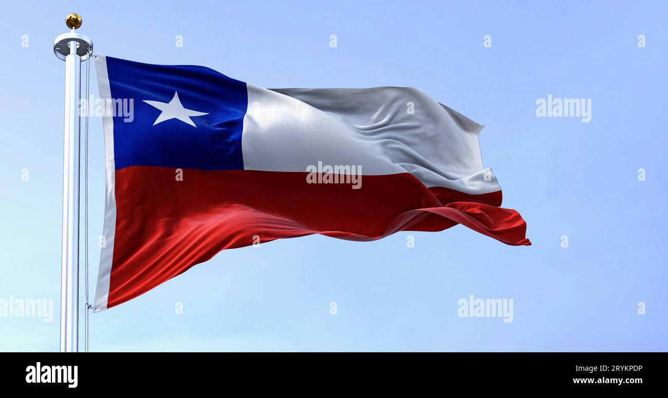 Le drapeau national du Chili flotte dans le vent par une journée ...