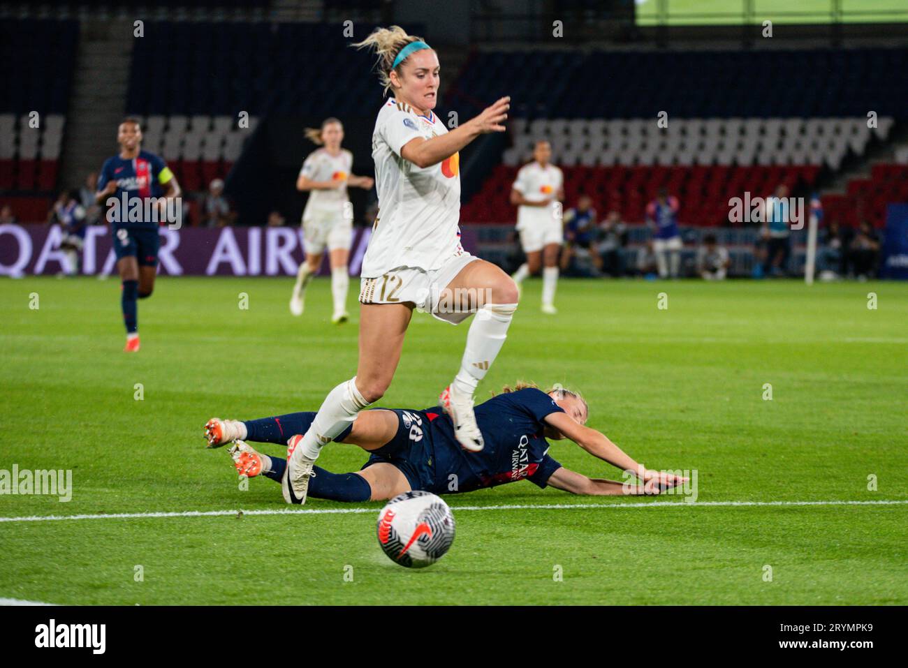 Paris, France. 15 septembre 2023. Ellie Carpenter de l'Olympique Lyonnais et Jade le Guilly du ...