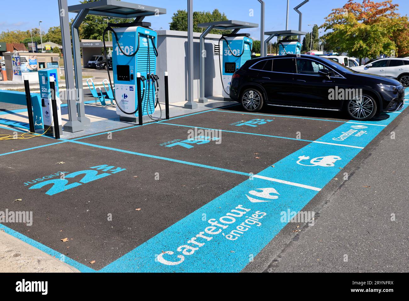 Station de recharge pour véhicules électriques dans le parking d'un ...