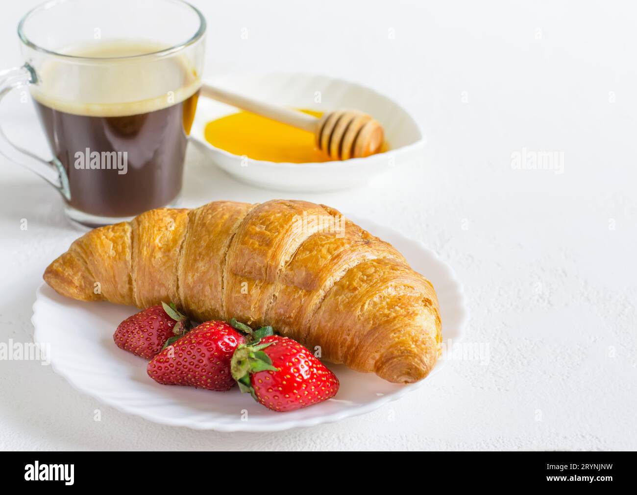Croissant aux fraises Banque de photographies et d’images à haute résolution - Alamy