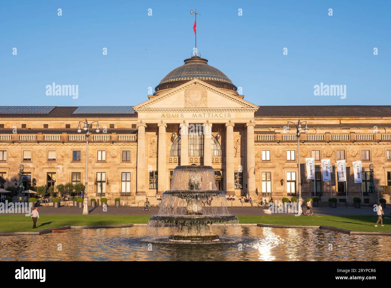Le Kurhaus de Wiesbaden, la capitale de la Hesse, est l'un des plus ...