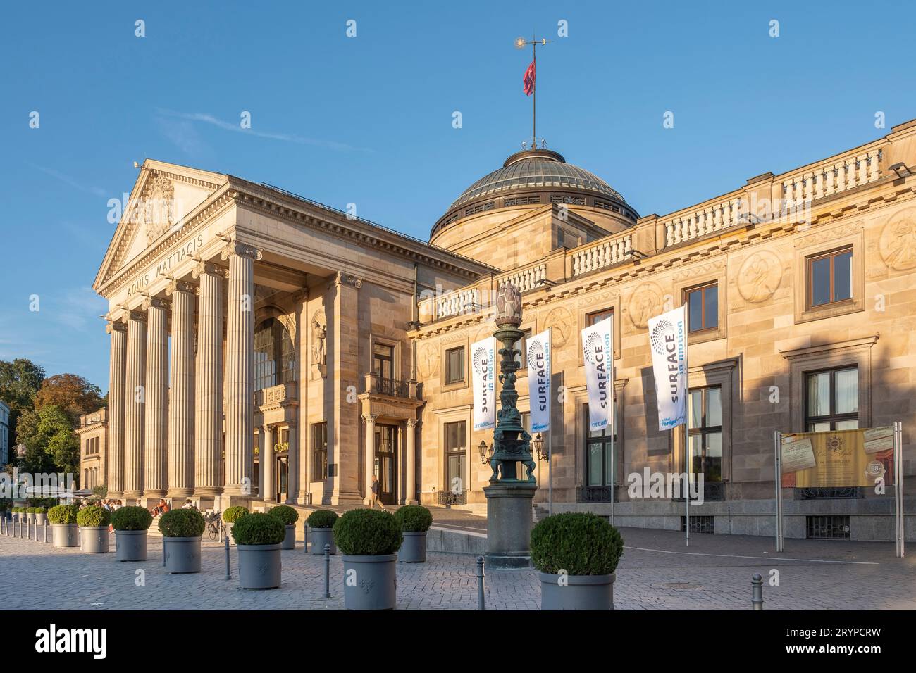 Le Kurhaus de Wiesbaden, la capitale de la Hesse, est l'un des plus ...