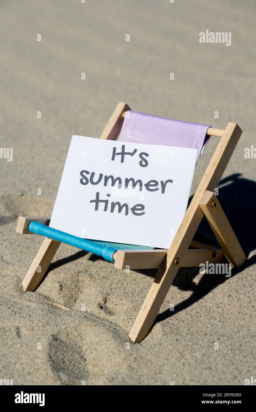 Summer quote on beach background Banque de photographies et d’images à ...