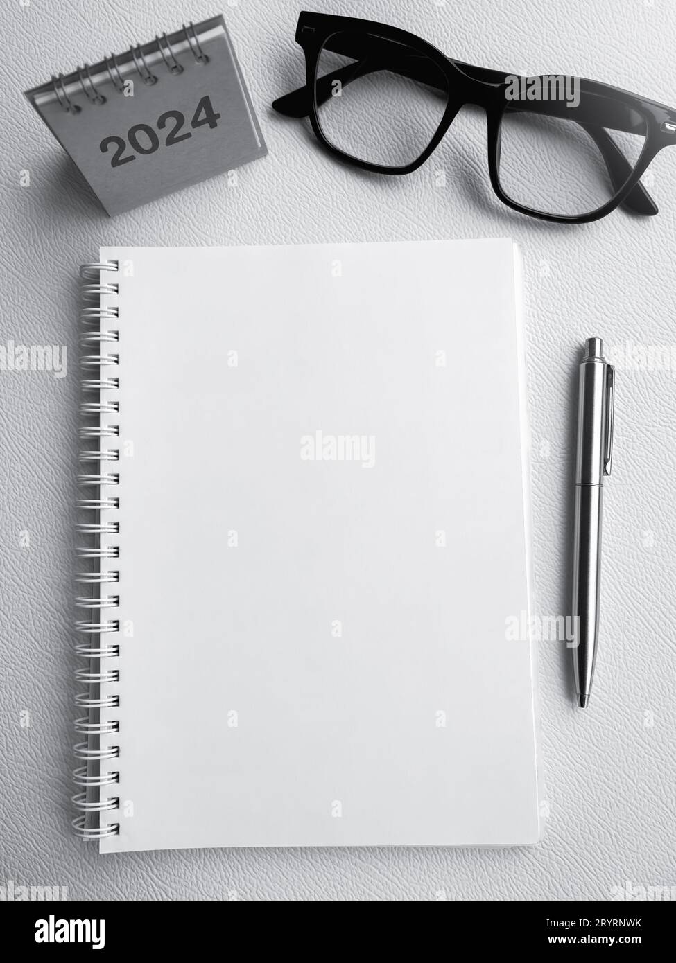 Modèle blanc sur bloc-notes avec calendrier de bureau 2024, stylo et ...