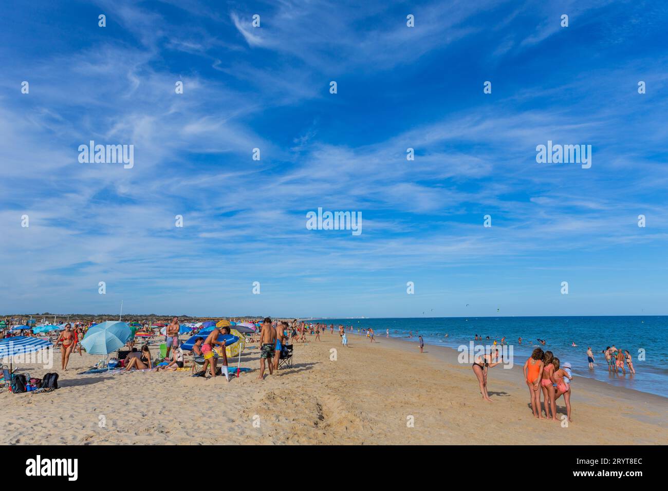 Tavira, Portugal - 15 août 2023 : personnes sur la célèbre plage de l ...